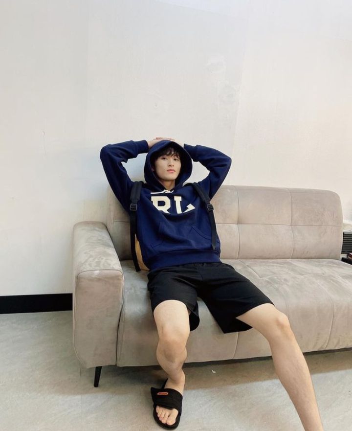 10 Ide OOTD Kasual ala Mark NCT, Hits Abis!