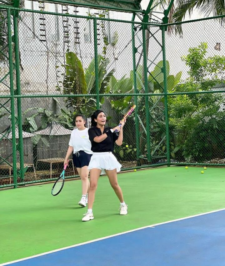 Caca Tengker saat Bermain Tenis