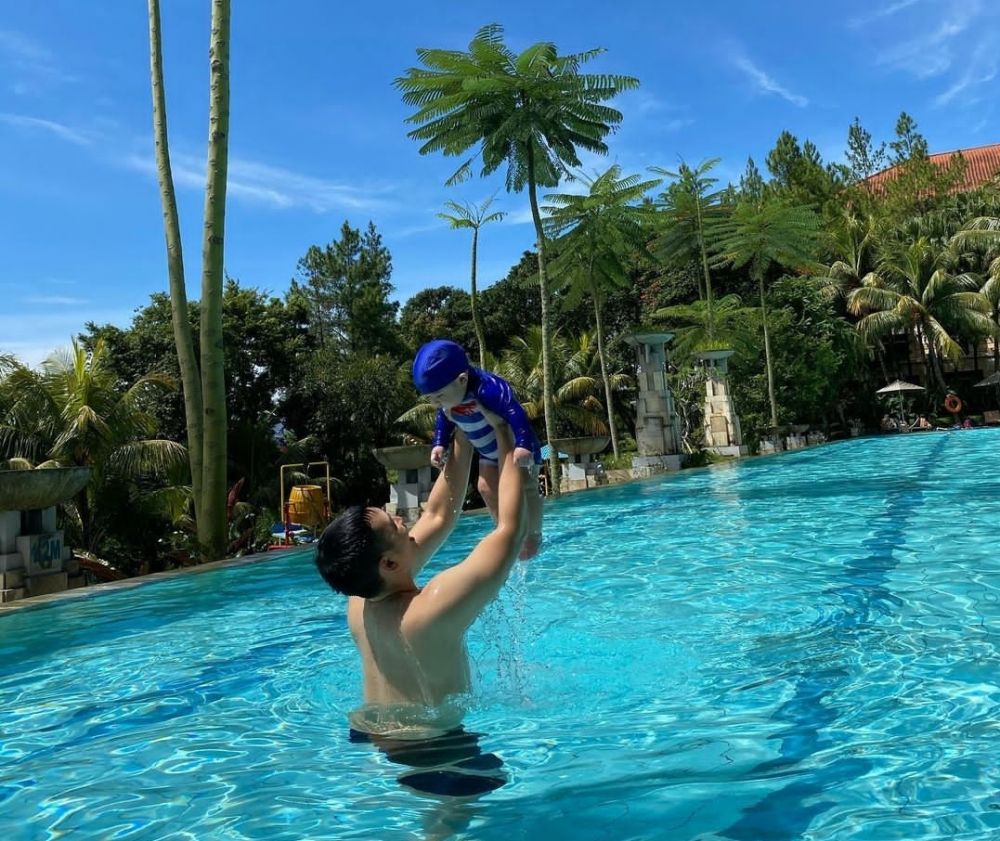 Rezky Aditya dan Citra Kirana Menemani Anak Berenang