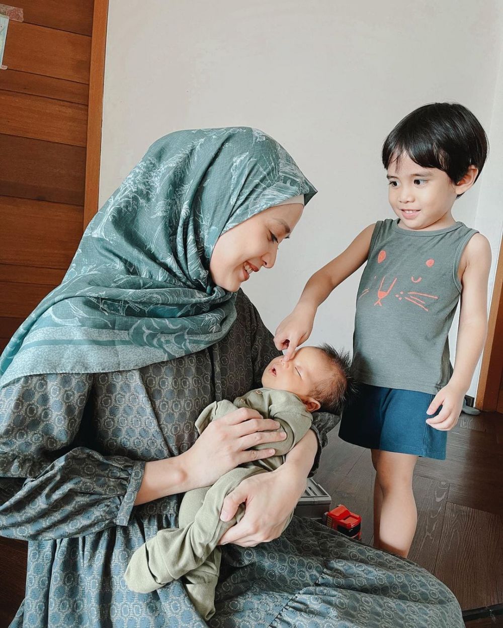 9 Potret Putra Bungsu Fanny Fabriana dan Kakak, Kesayangan!