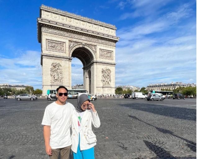 9 Momen Liburan Poppy Bunga dan Suami Keliling Eropa