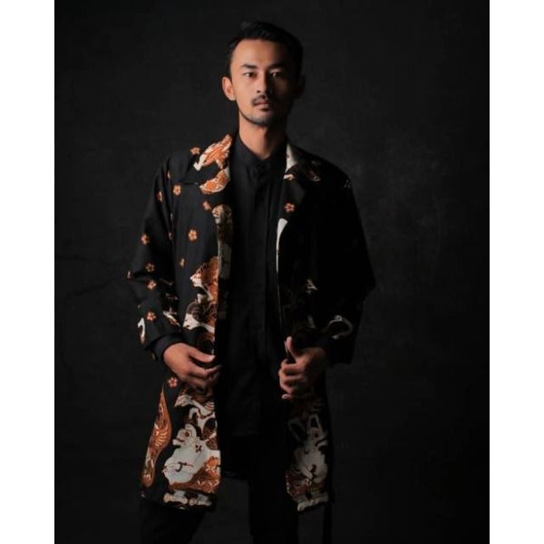 9 Rekomendasi Outer Batik untuk Pria, Kece Maksimal!
