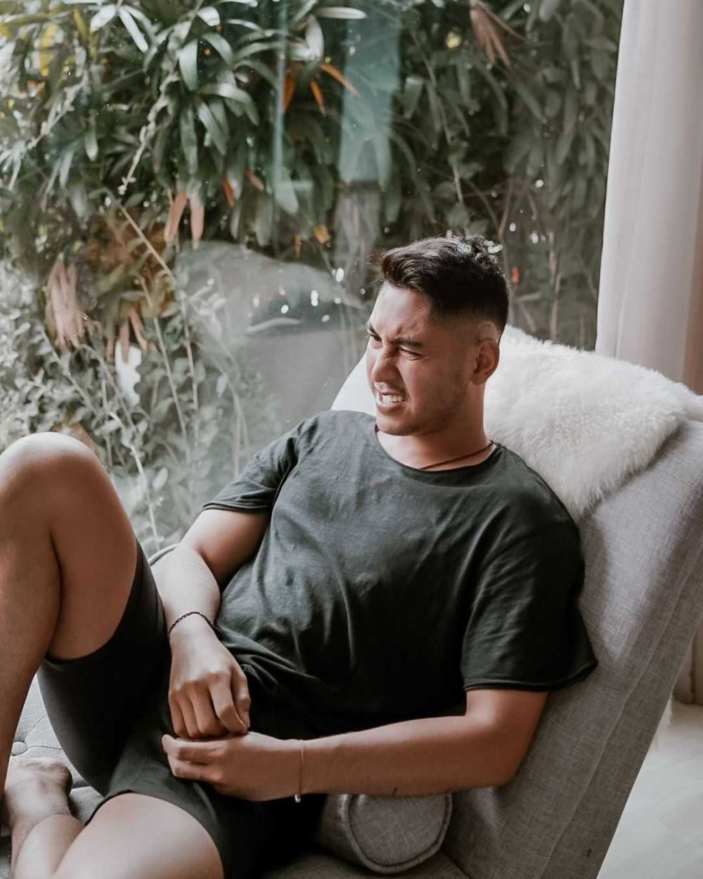 10 Gaya Kasual Aktor Krisjiana Baharudin, Gagah dan Keren!