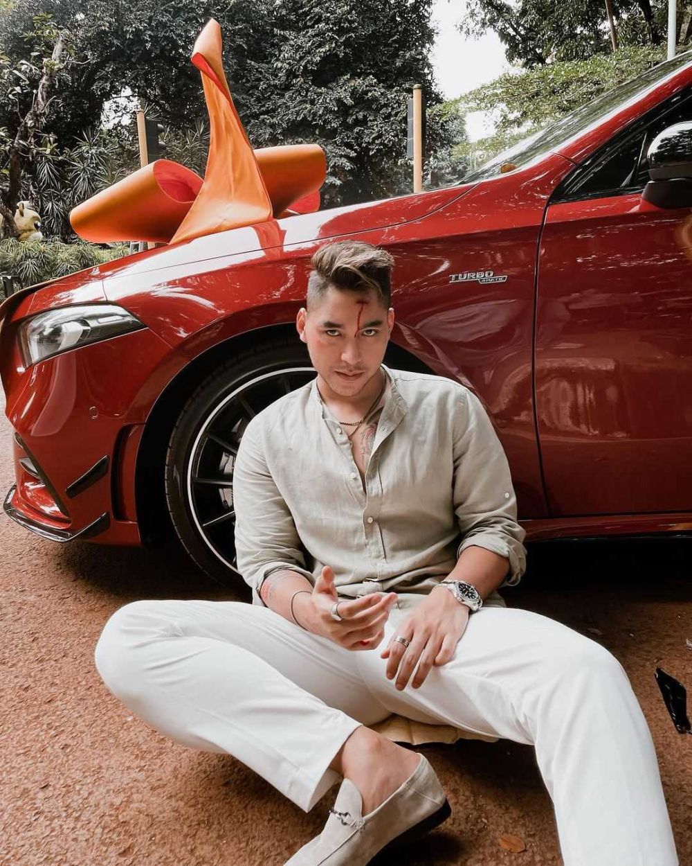 10 Gaya Kasual Aktor Krisjiana Baharudin, Gagah dan Keren!