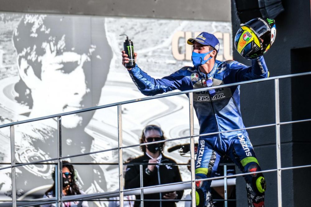 Kado Perpisahan Alex Rins untuk Suzuki, Finis Pertama