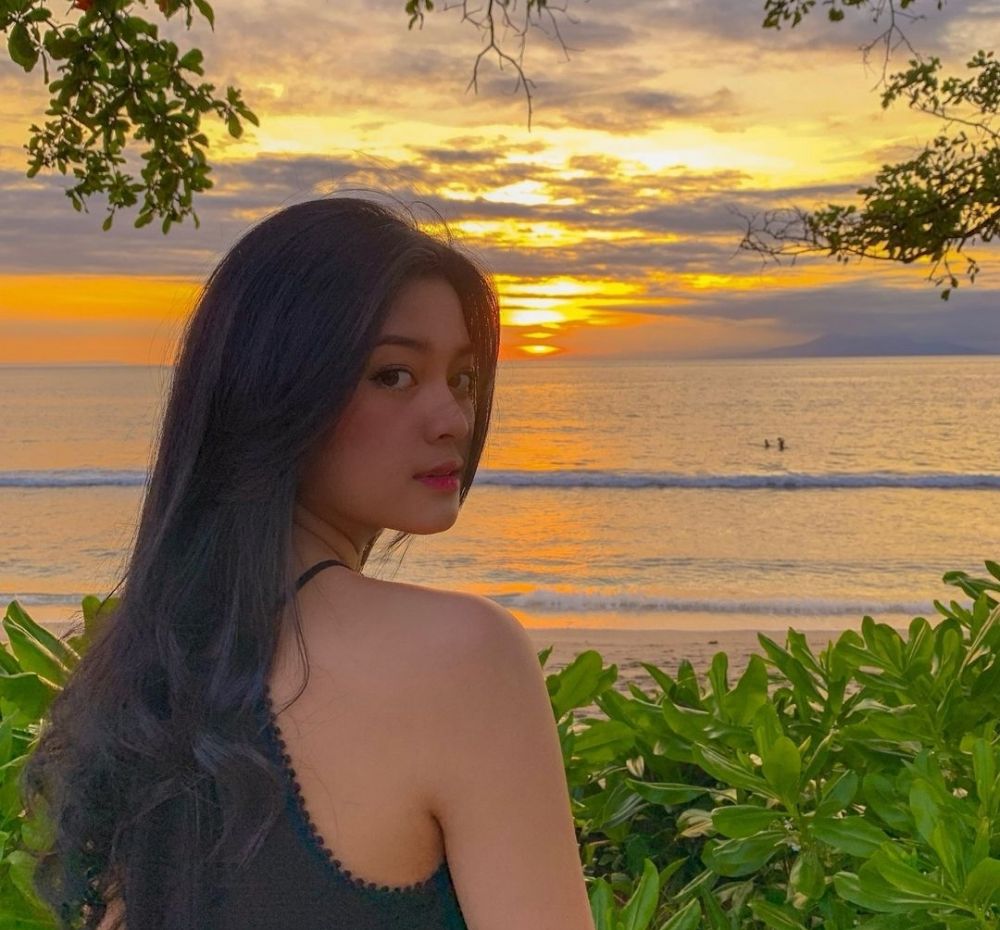 Yoriko Angeline Nikmati Waktu Liburan Di Pantai