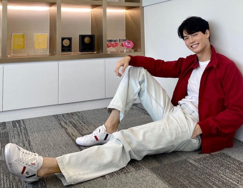 9 Ide Outfit dengan Jeans Pants ala Win Metawin