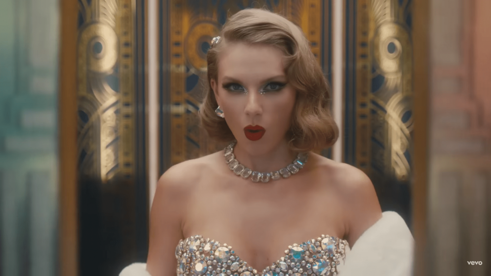 10 Potret Taylor Swift Di Mv Bejeweled Jadi Cinderella