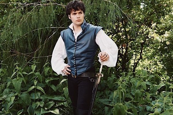 Potret Jamie Flatters Aktor di The School for Good and Evil