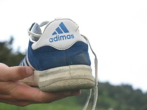 10 Sepatu KW Merek Hits Ini Sukses Bikin Ngakak, aduh!