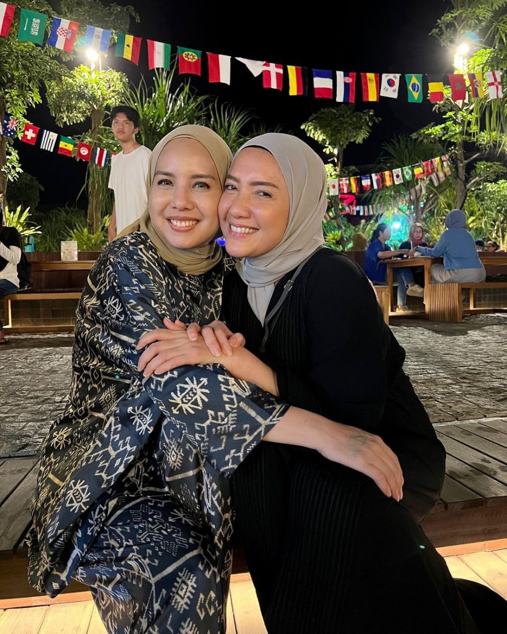 10 Momen Tya Ariestya dan Keluarga di Bali