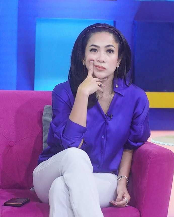 10 Potret Kocak Feni Rose di Kursi Program Rumpi, Gak Jaim!