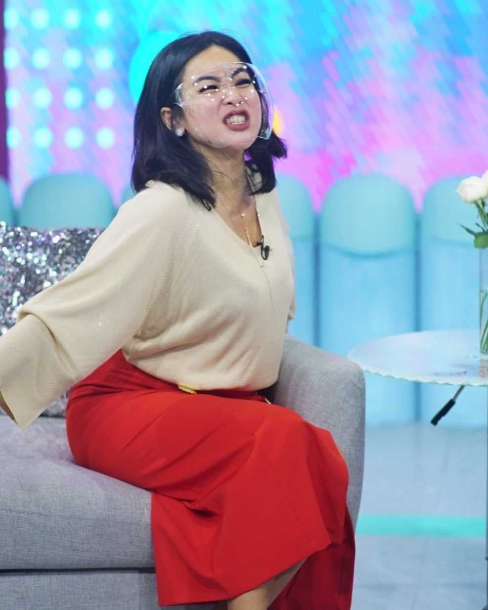 10 Potret Kocak Feni Rose di Kursi Program Rumpi, Gak Jaim!