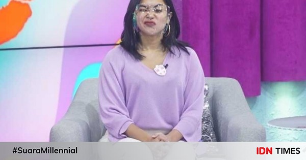 10 Potret Kocak Feni Rose di Kursi Program Rumpi, Gak Jaim!