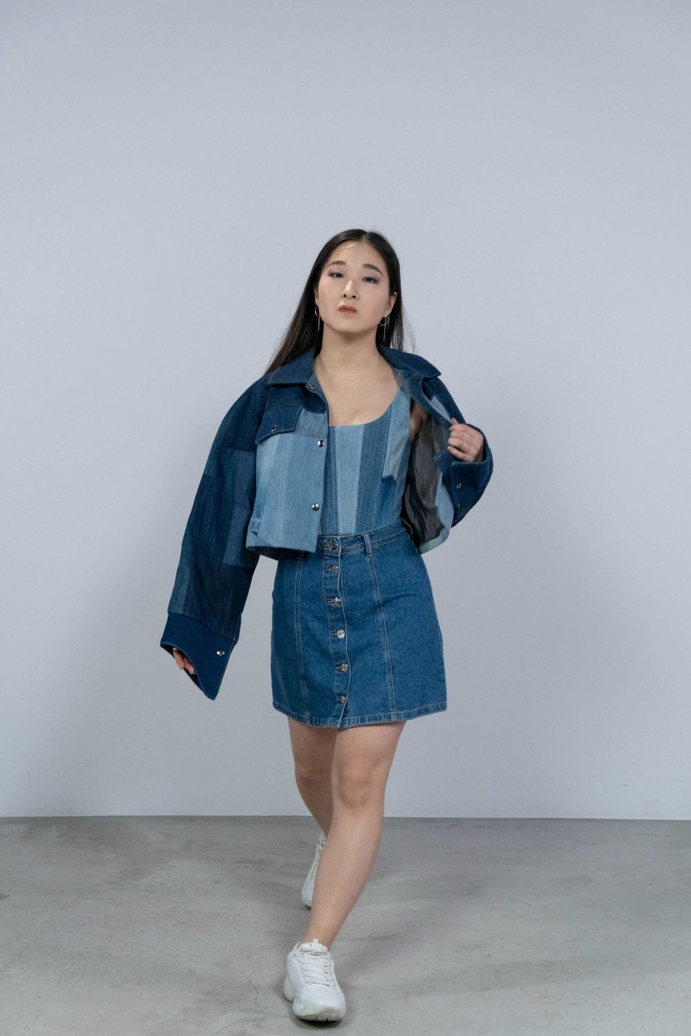 9 Inspirasi Outfit Edgy Look dengan Denim Jacket, Standout!