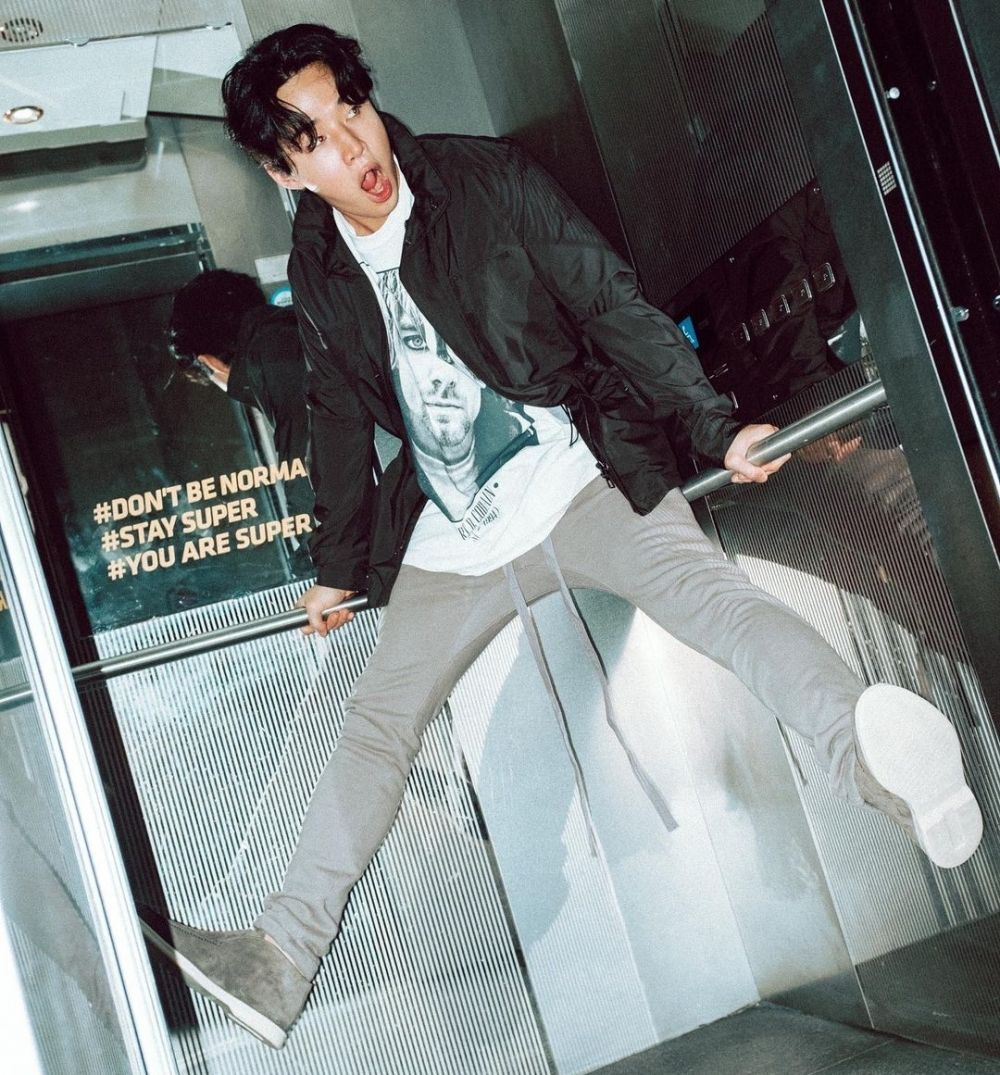 Inspirasi Outfit Berbagai Gaya Henry Lau, Pas untuk Hangout!