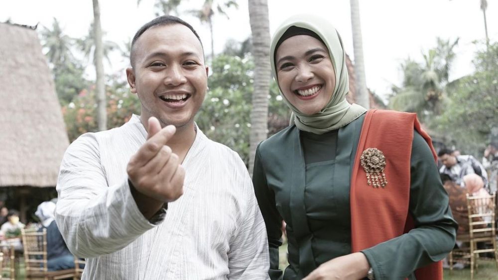 9 Potret Reza Aditya dan Istri, Rayakan Ultah Pernikahan