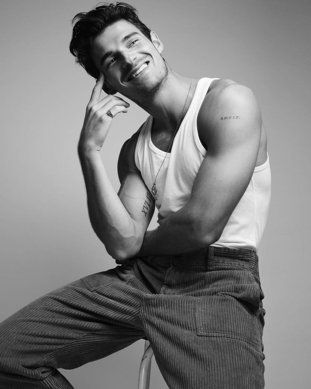 10 Potret Paul Forman, Aktor Baru di Emily in Paris Season 3