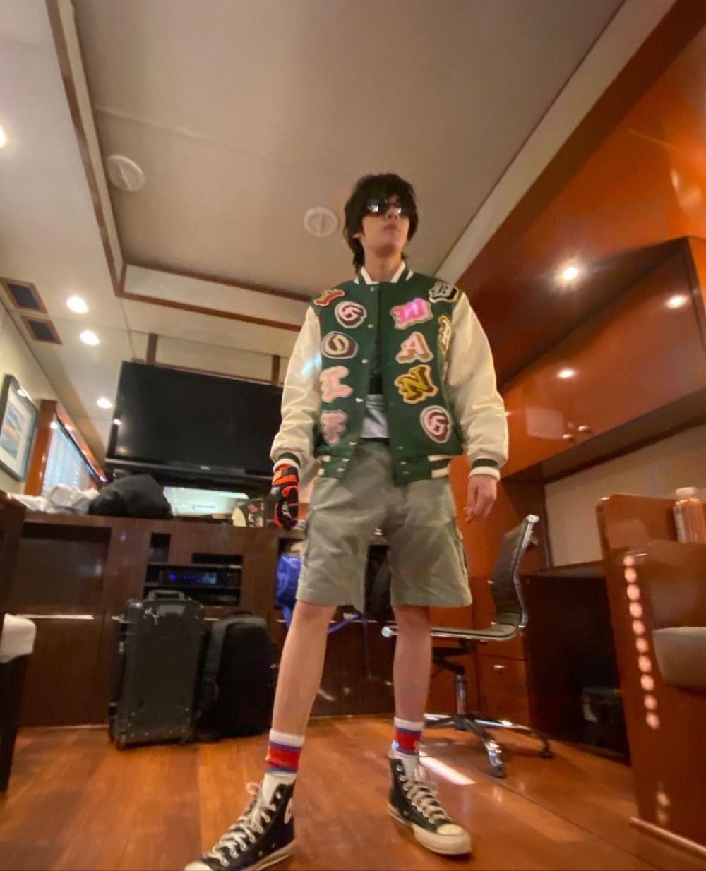 9 Ide Padu Padan Kaus ala Warren Hue, Simpel dan Stylish!