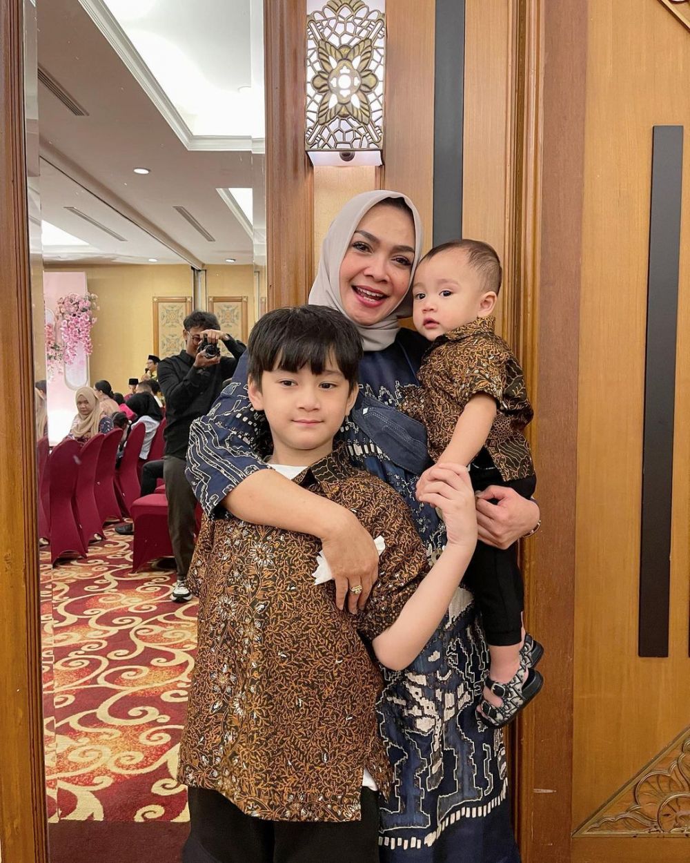 Mama Rieta Ajak Cucu Kondangan