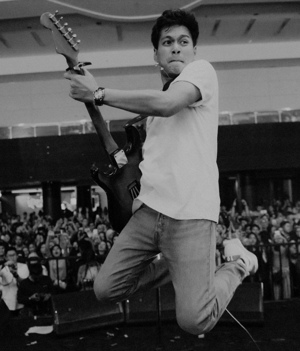 10 Potret Rendy Pandugo Beraksi Di Atas Panggung Karismatik