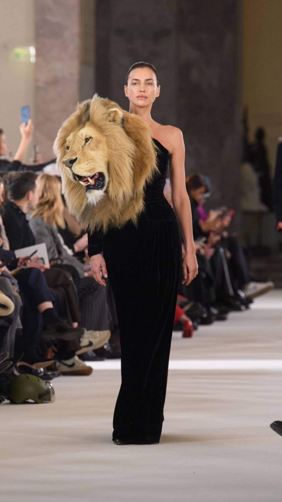 10 Koleksi Schiaparelli Haute Couture SS23, Super Eksentrik!