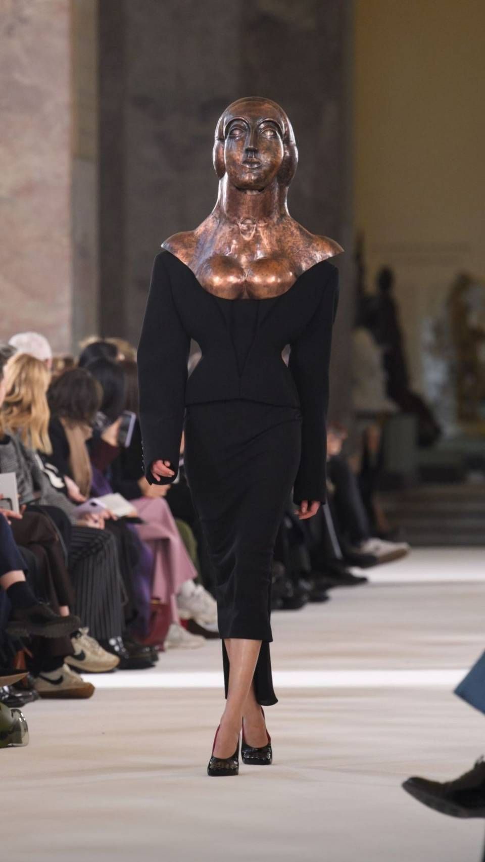 10 Koleksi Schiaparelli Haute Couture SS23, Super Eksentrik!