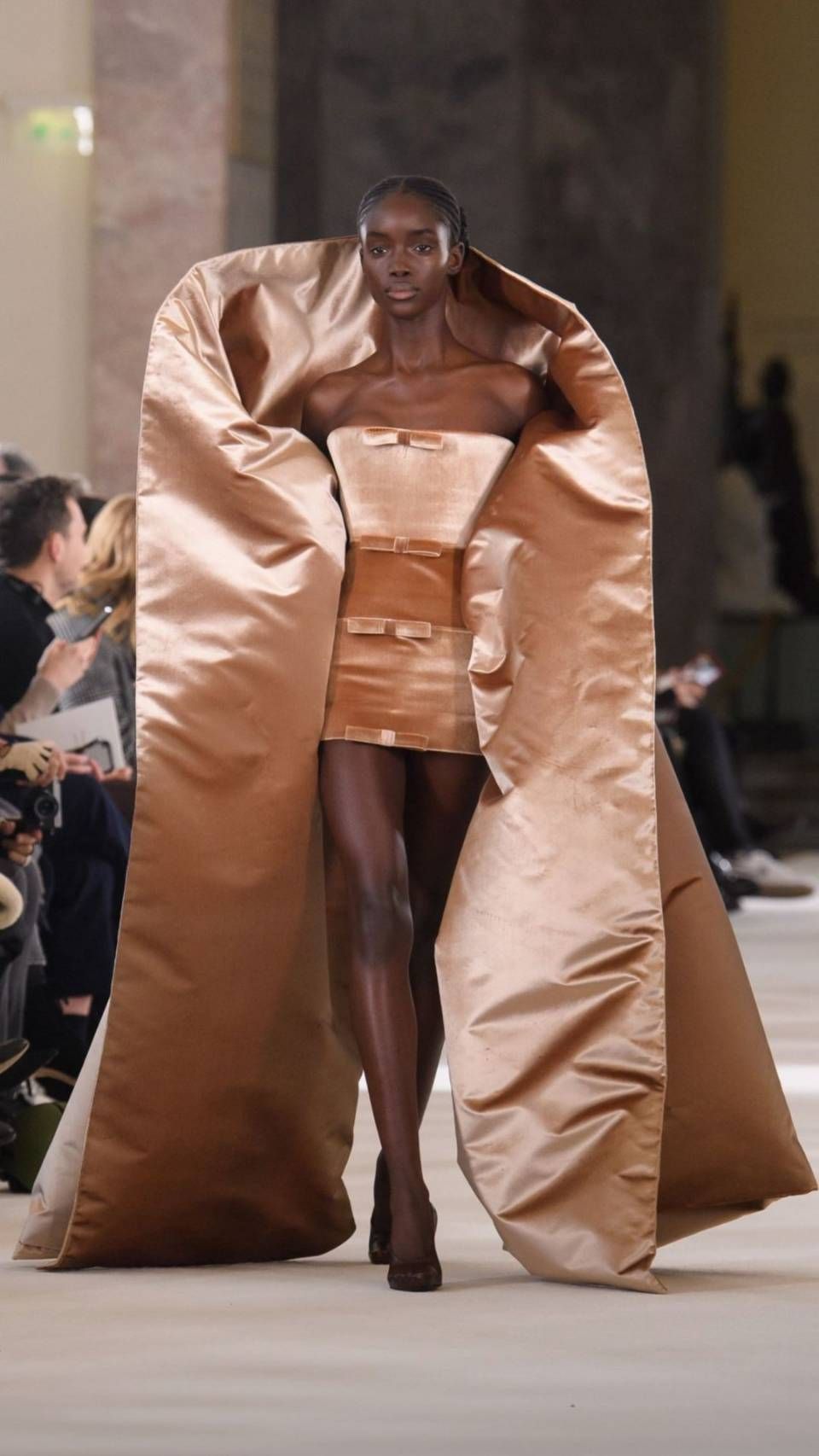 10 Koleksi Schiaparelli Haute Couture SS23, Super Eksentrik!