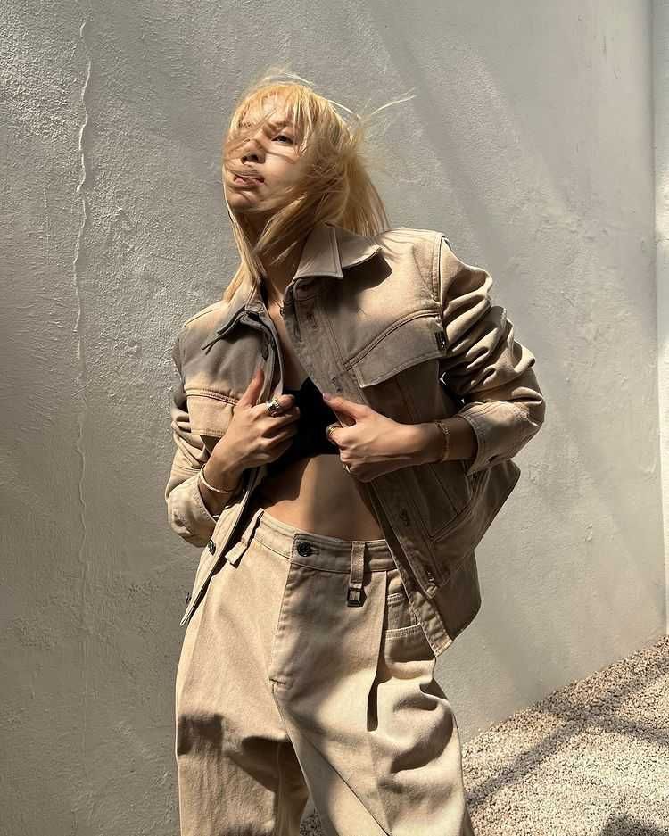 9 Ide Padu Padan Outfit Oversize ala Lisa BLACKPINK, Comfy!