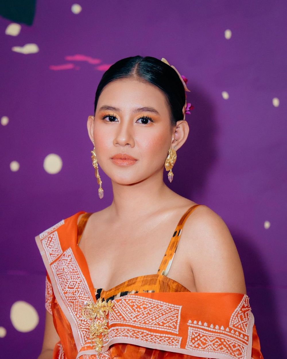 12 Fresh Makeup untuk Kulit Eksotis ala Shenina Cinnamon