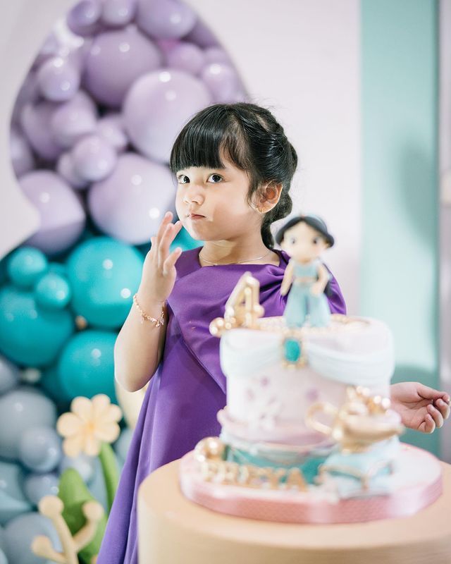 10 Potret Ultah ke-3 Freya, Anak Dwi Handa, Bertema Aladdin