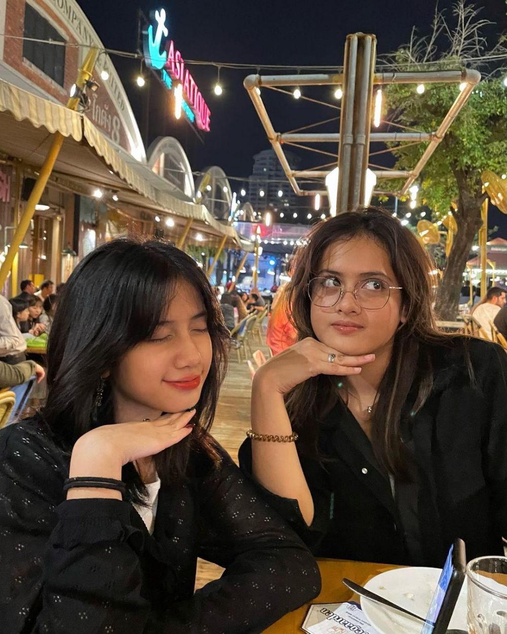 9 Momen Seru Elsa Mayori dan Keluarga Liburan di Bangkok