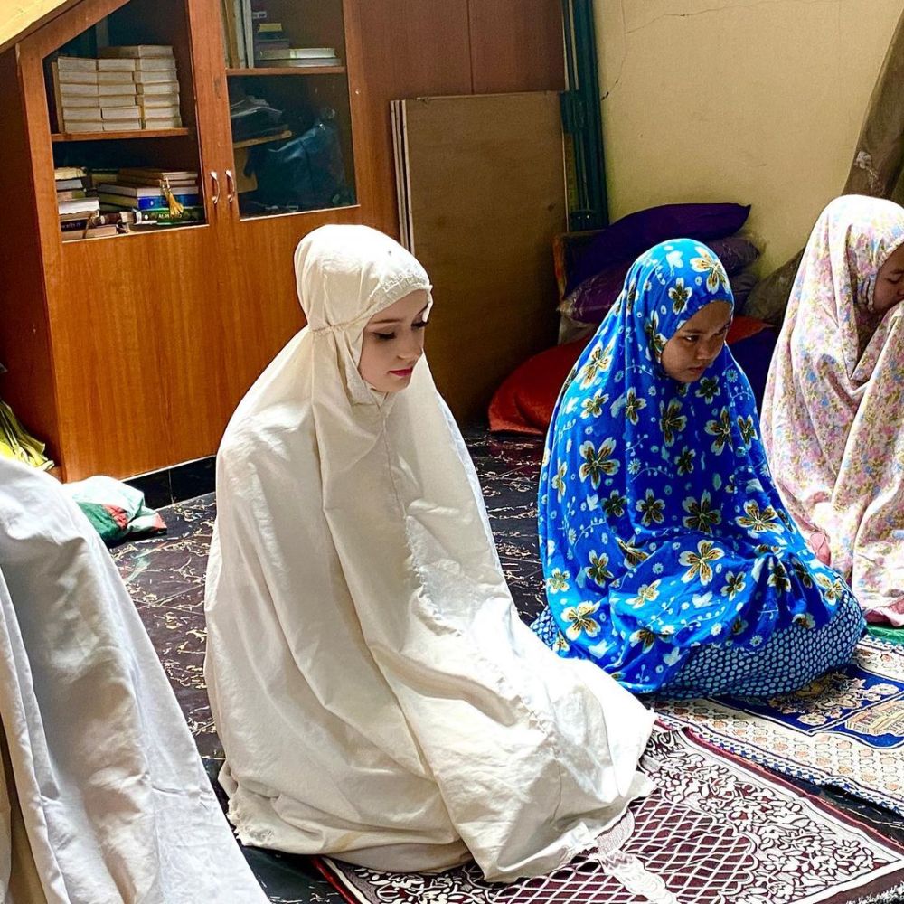 10 Potret Ceria Bule Barbie, Kreator Konten yang Fasih Sunda