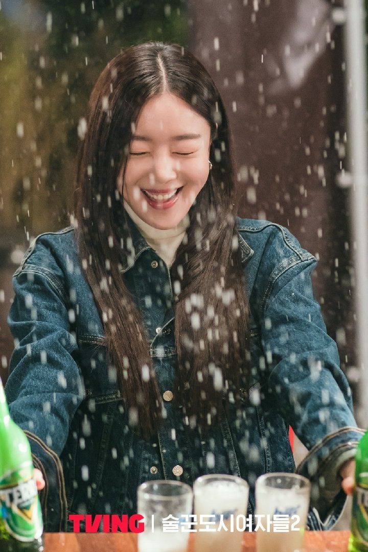 9 Sikap Positif Han Ji Yeon di Work Later, Drink Now 2
