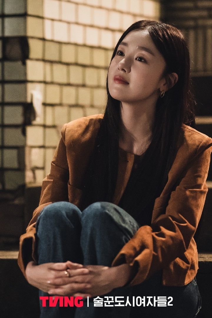 9 Sikap Positif Han Ji Yeon di Work Later, Drink Now 2