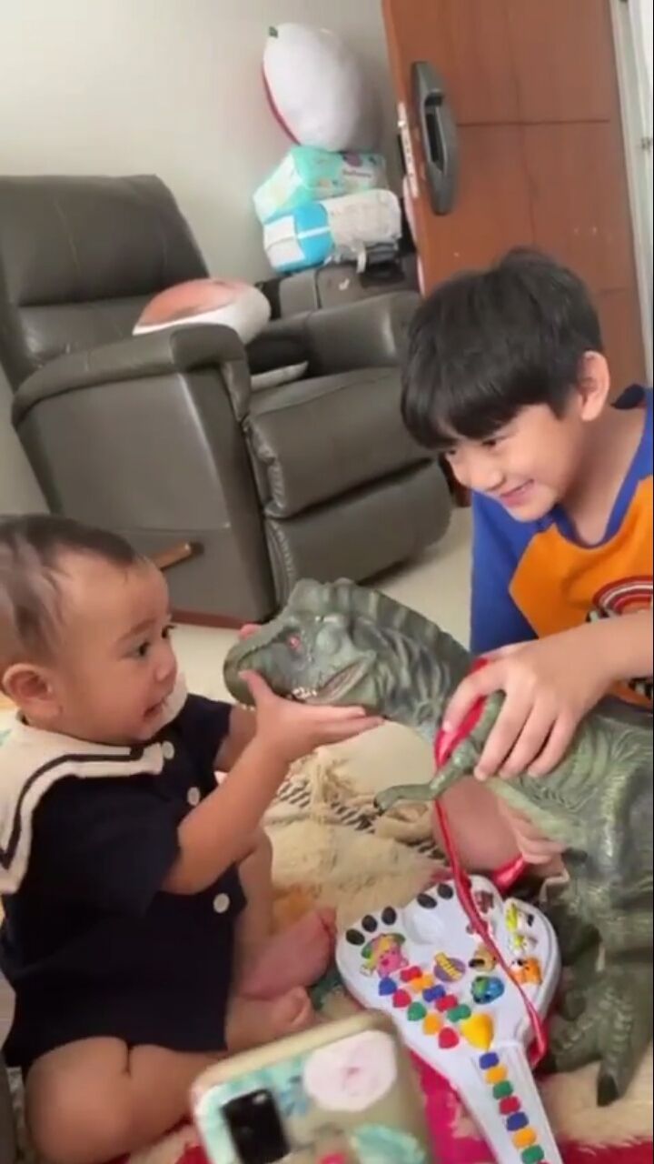 9 Momen Cipung Belajar dan Bermain Ditemani Dino Kesayangan 9 Momen Cipung Belajar dan Bermain Ditemani Dino Kesayangan