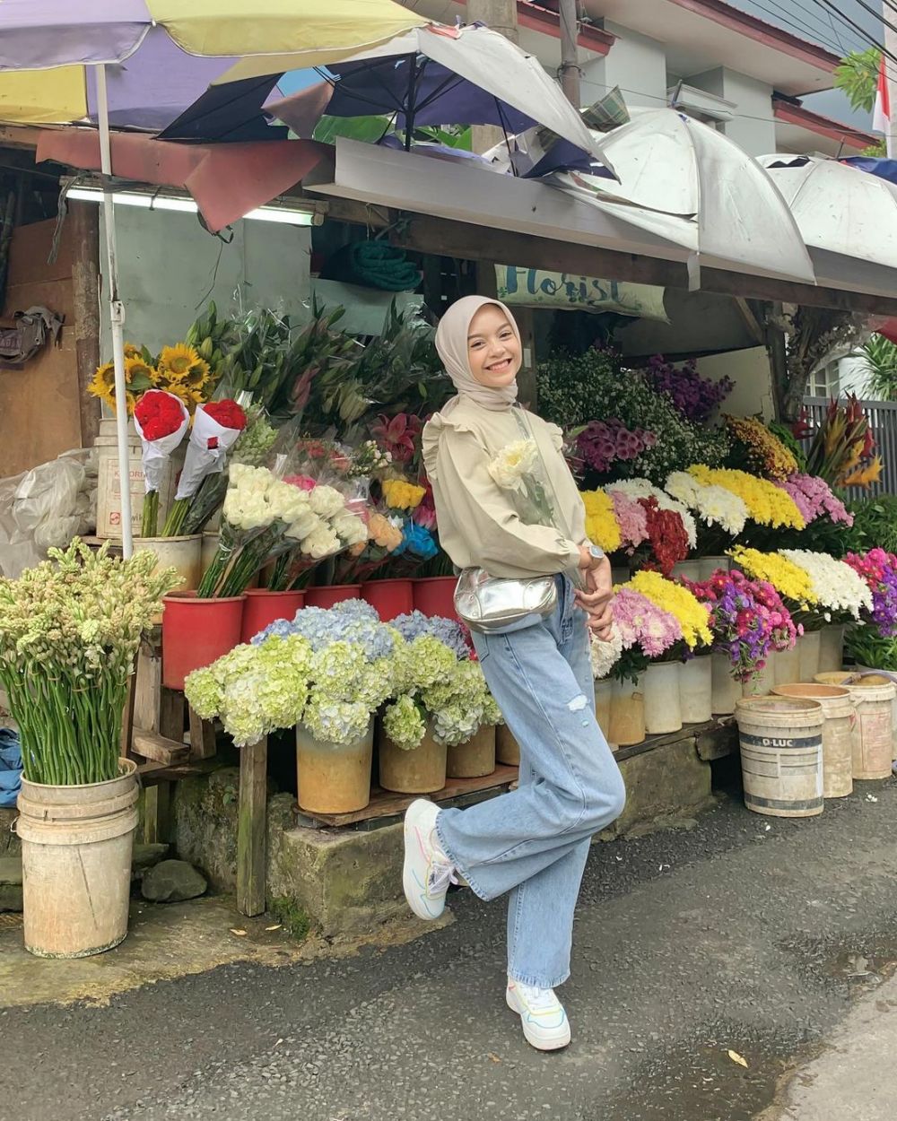 12 Inspirasi Outfit Girly buat Berswafoto di Toko Bunga