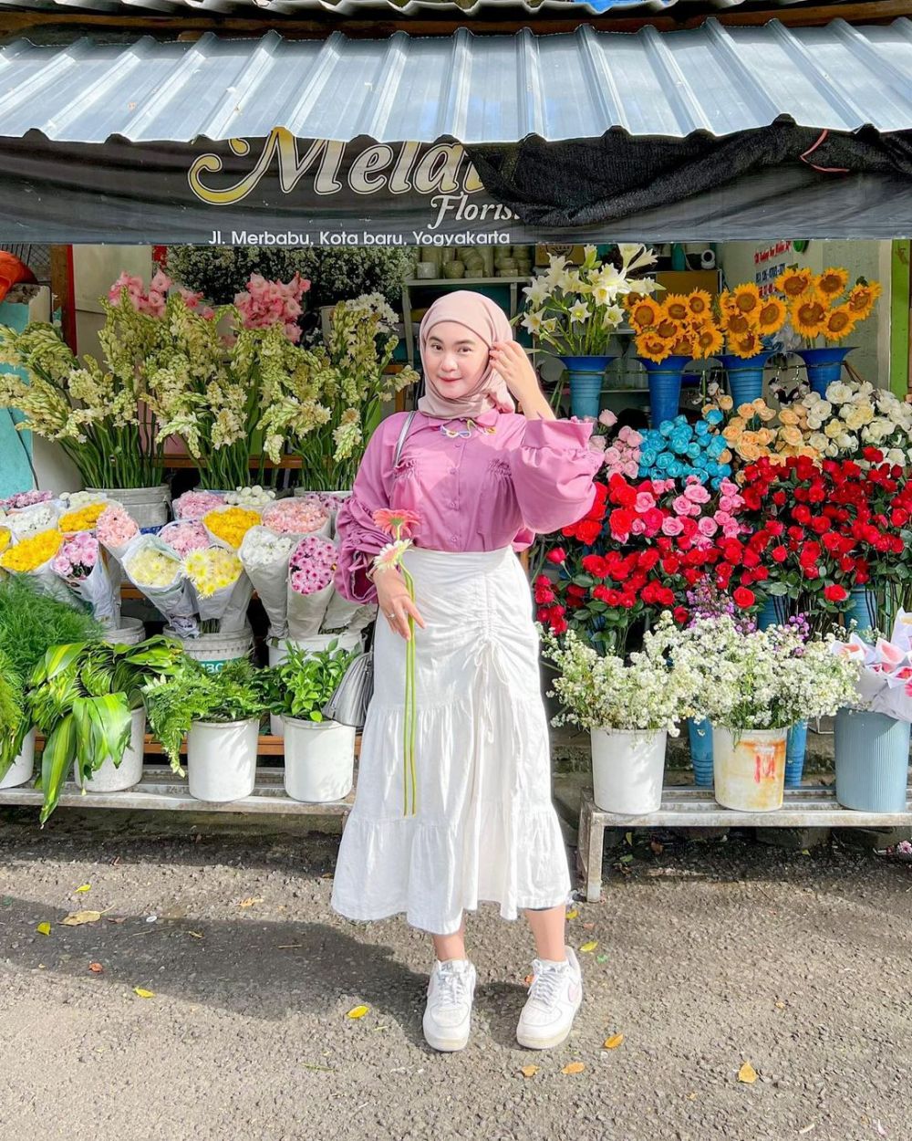 9 Padu Padan Outfit Rok untuk OOTD di Toko Bunga, Trendi