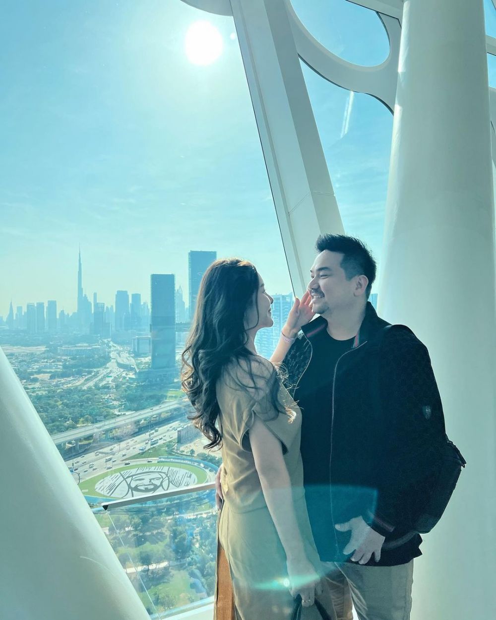 Honeymoon Nex Carlos dan Istri di Dubai, Mesra!