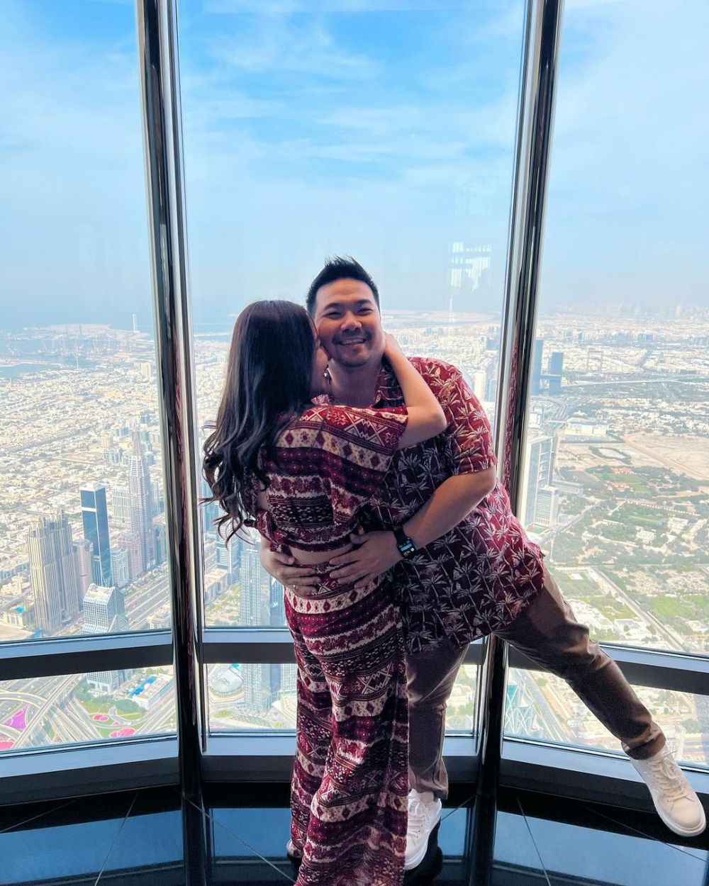Honeymoon Nex Carlos dan Istri di Dubai, Mesra!