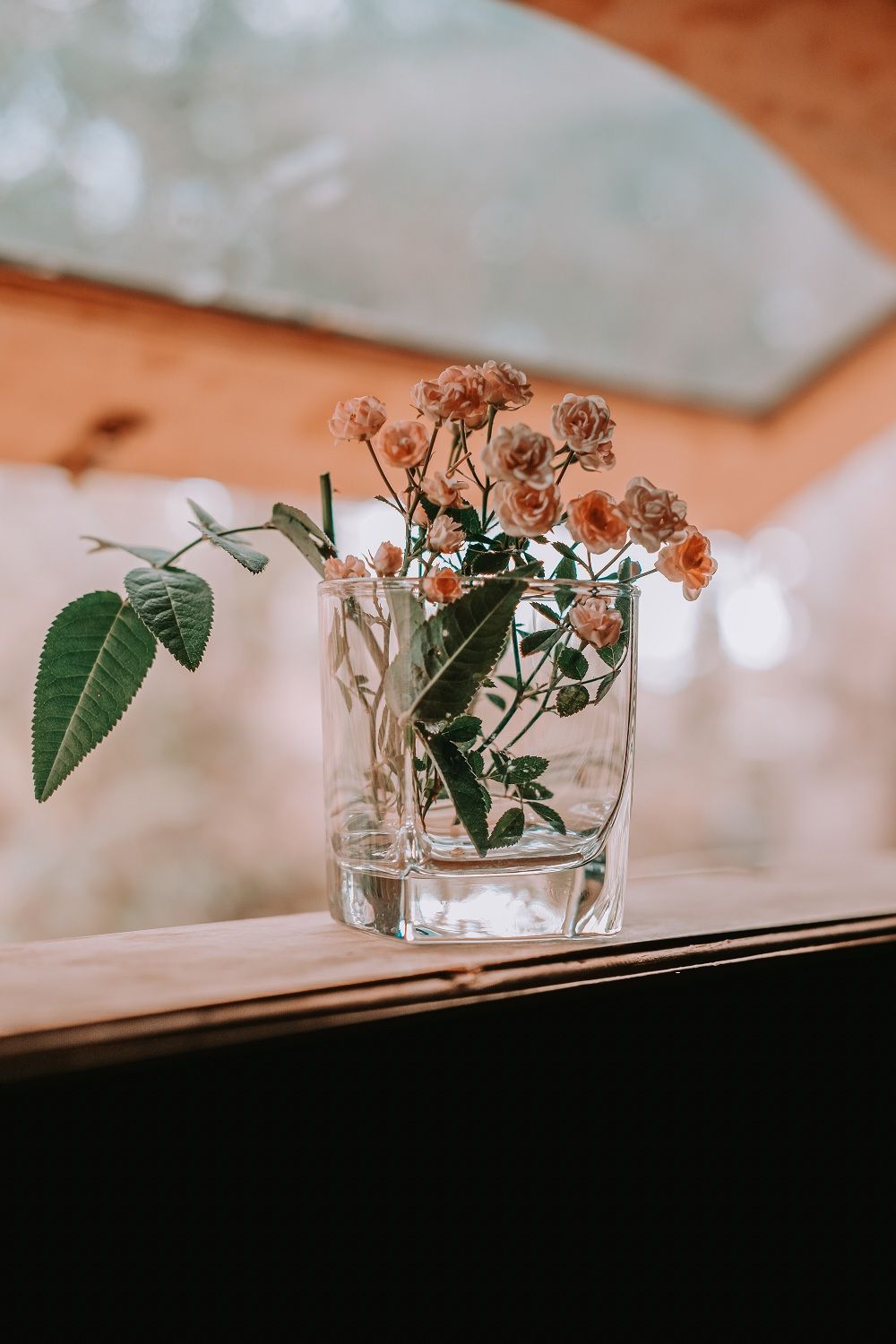 9 Inspirasi Vas Bunga Bening dari Barang-Barang di Rumah