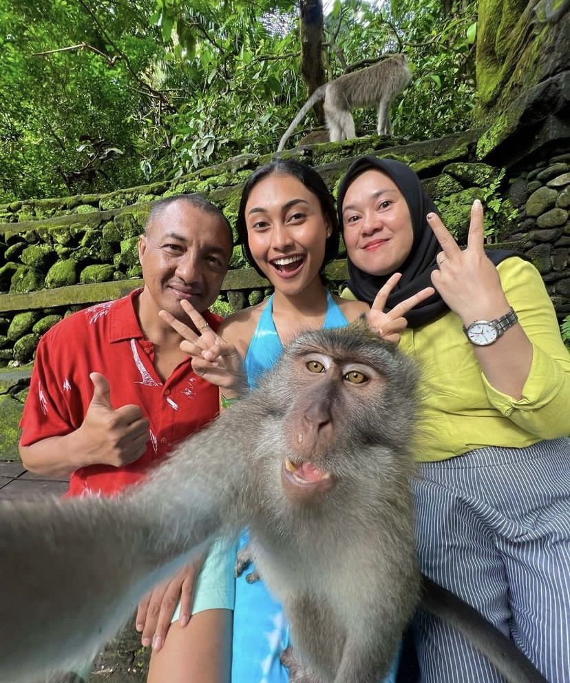 9 Potret Novia Bachmid dan Keluarga di Bali, Harmonis!