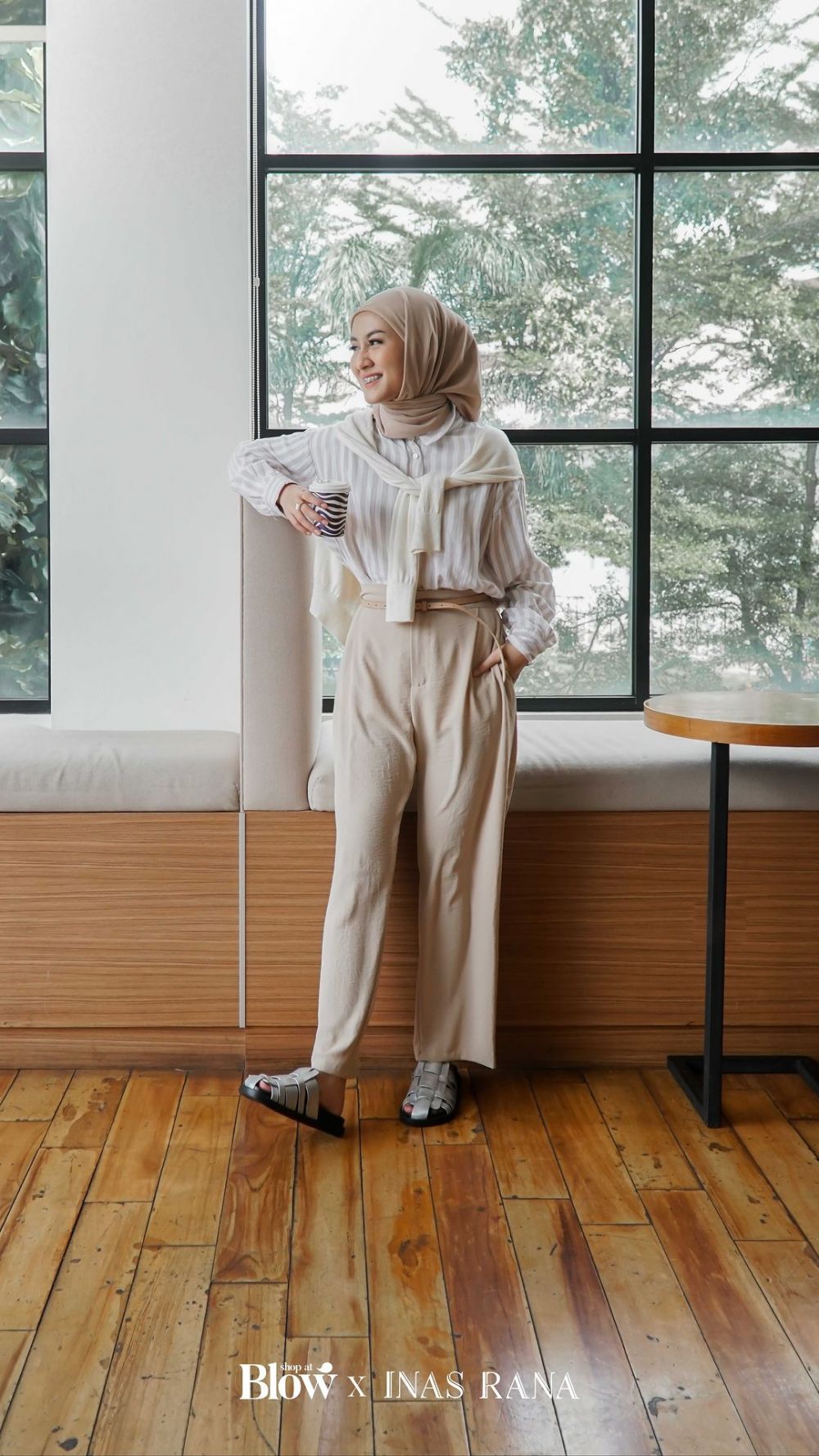 9 Ide Outfit dengan Style Top Serupa Syal ala Inas Rana