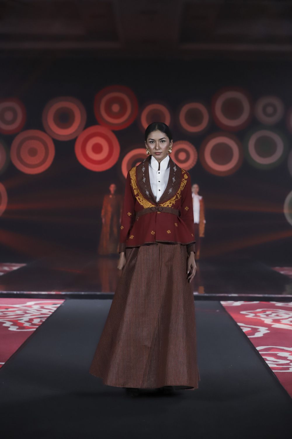 15 Ide Baju dengan Unsur Kain Tradisional, Unik!