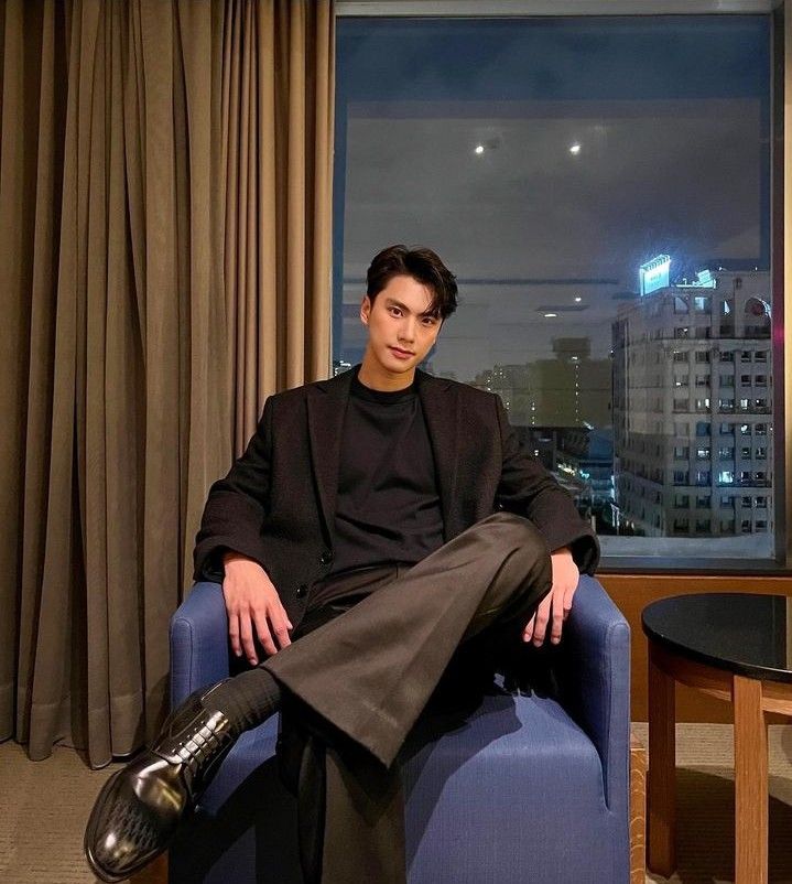 10 Inspirasi Outfit All Black ala Aktor Ohm Pawat