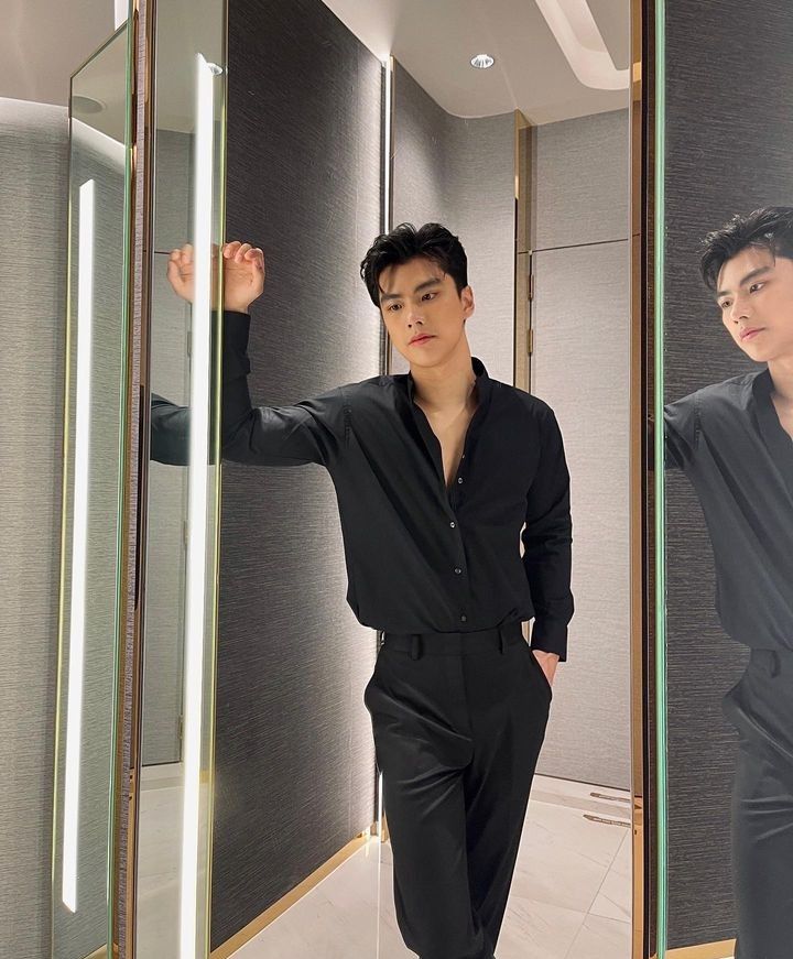 10 Inspirasi Outfit All Black ala Aktor Ohm Pawat