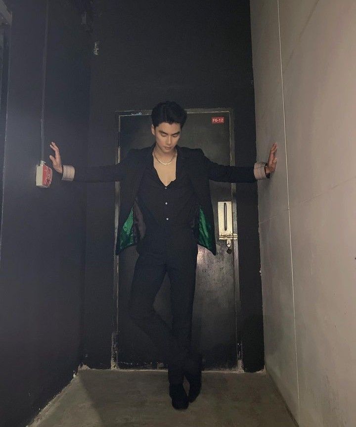 10 Inspirasi Outfit All Black ala Aktor Ohm Pawat