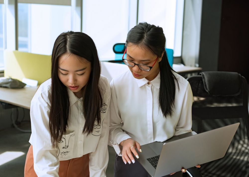 6 Kelebihan dan Kekurangan Akrab dengan Teman Kerja