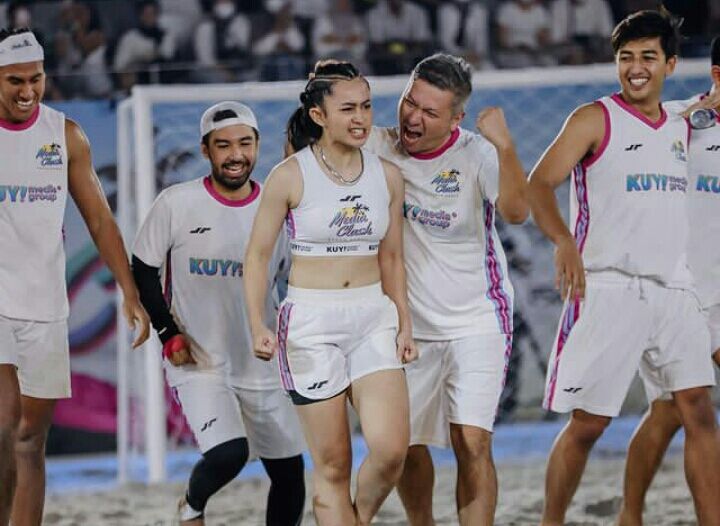 9 Foto Sintya Marisca Bermain Sepak Bola Pantai, Cetak Gol!