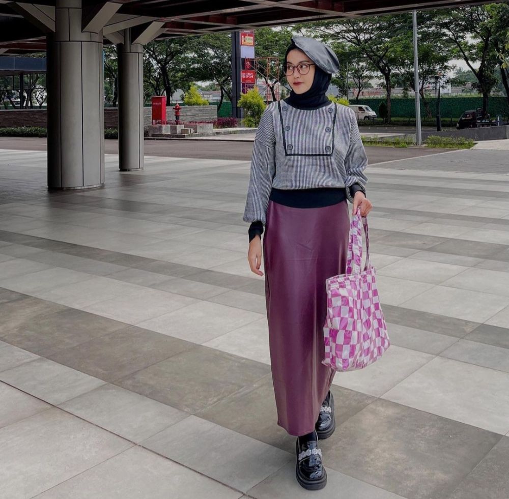 Gaya OOTD Hijab Pakai Topi Baret ala Refina Habilia, Stylish